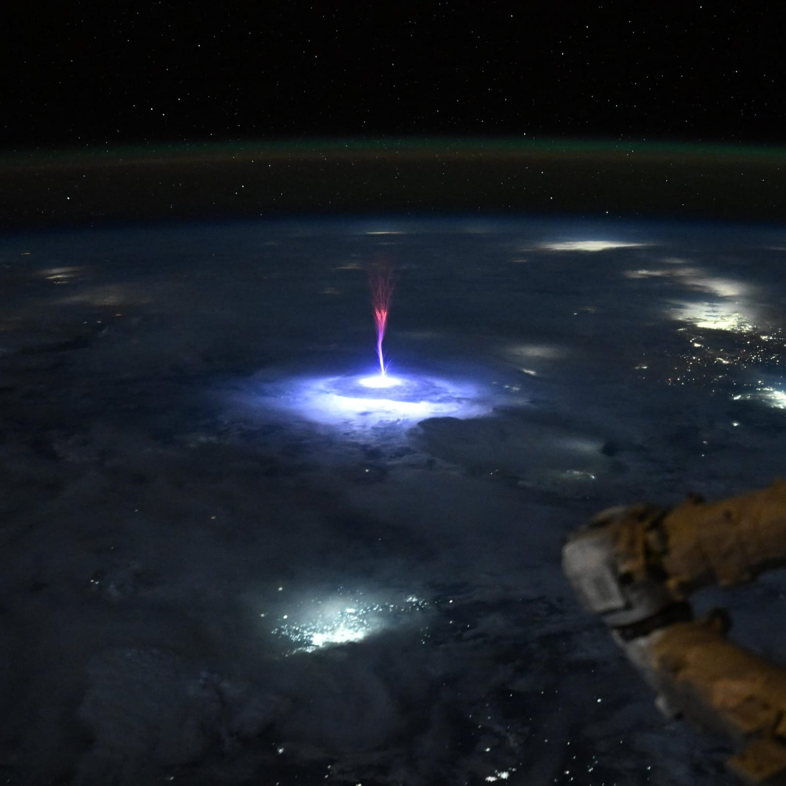 Unveiling the Mystery of Gigantic Jets: Rare Lightning Phenomena ...