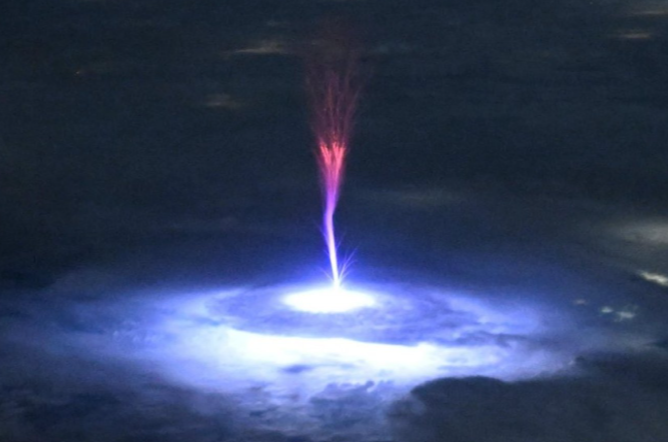 Unveiling the Mystery of Gigantic Jets: Rare Lightning Phenomena ...